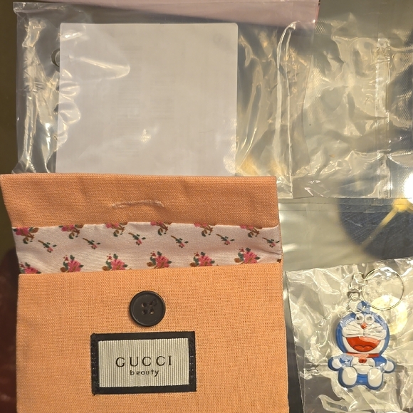 Gucci | Accessories | Gucci Beauty Floral Pouch With Keychain And Comb ...